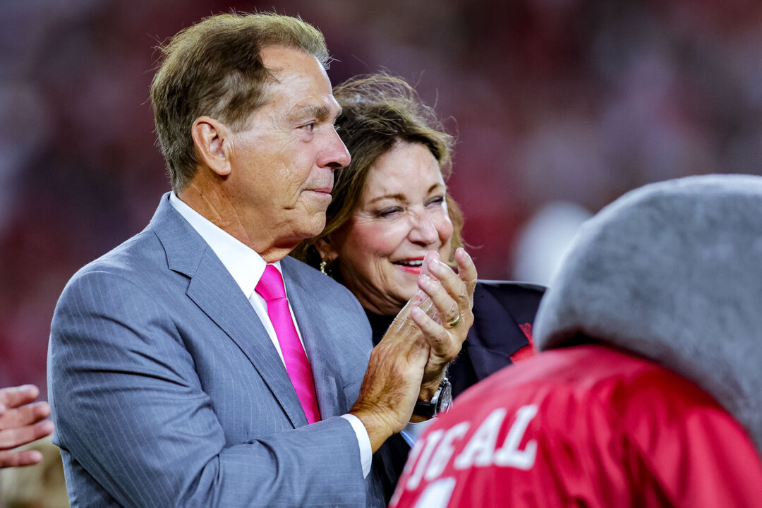 Nick Saban Honored at Alabama as Crimson Tide Avoid Upset | The Epoch Times