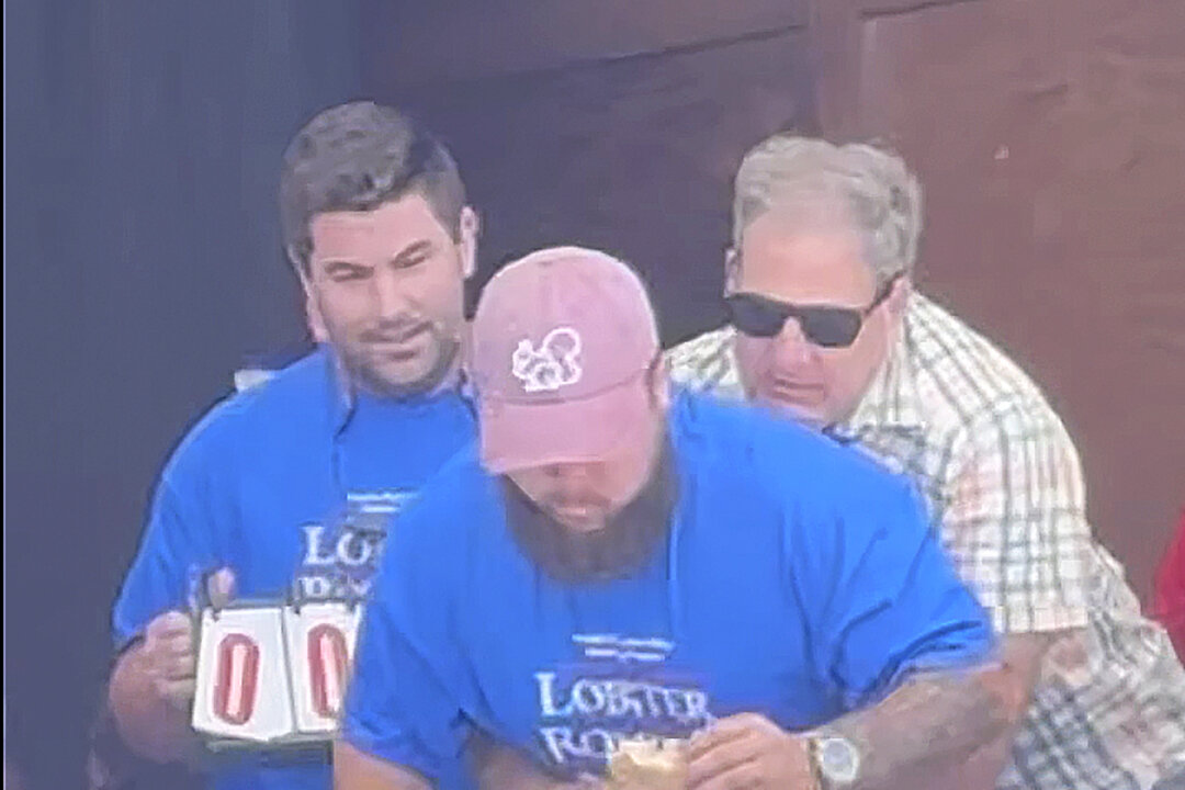 New Hampshire Governor Helps Save Man Choking on Lobster Roll at Eating ...