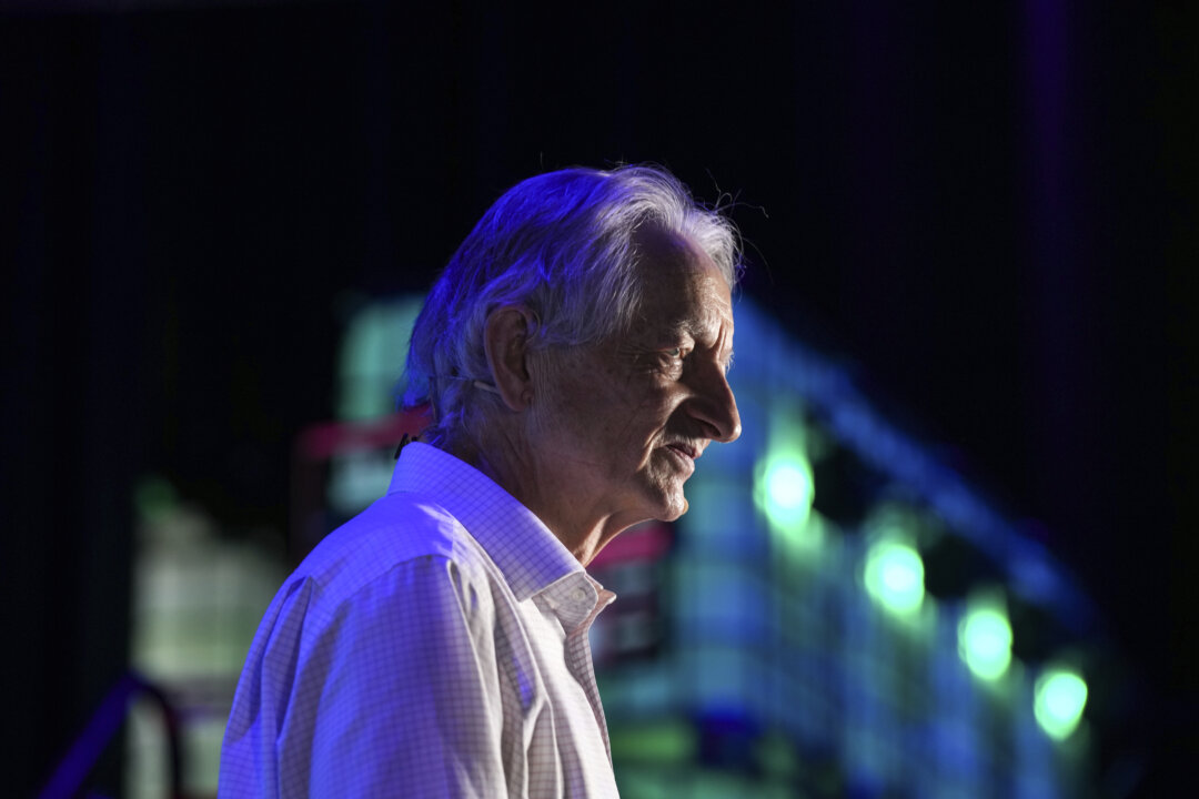 University of Toronto’s Geoffrey Hinton Wins Nobel Prize in Physics | The Epoch Times