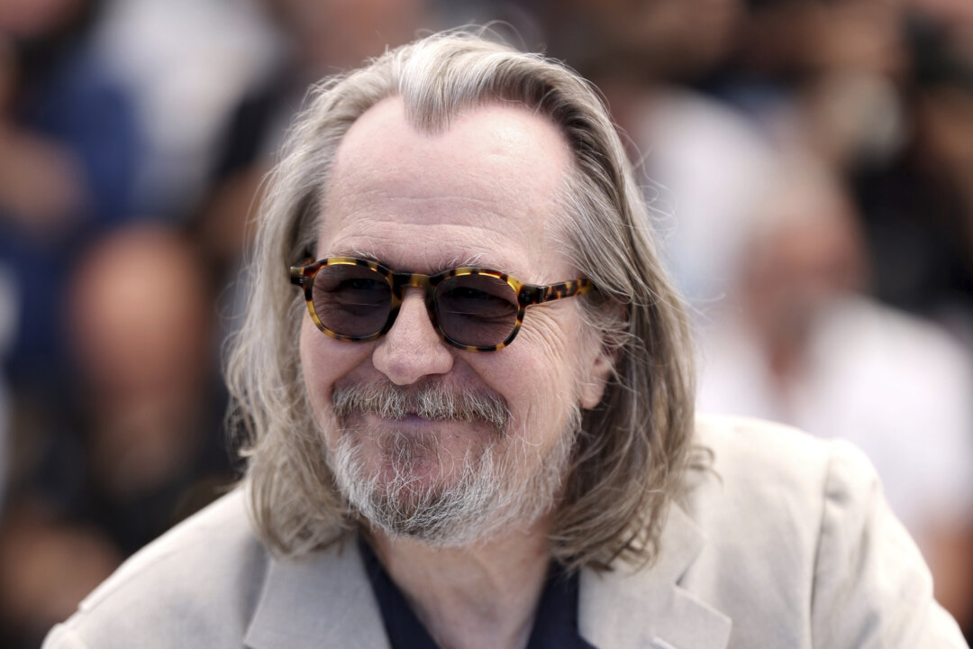 Actor Gary Oldman Returns to Stage Nearly 40 Years After His Last ...