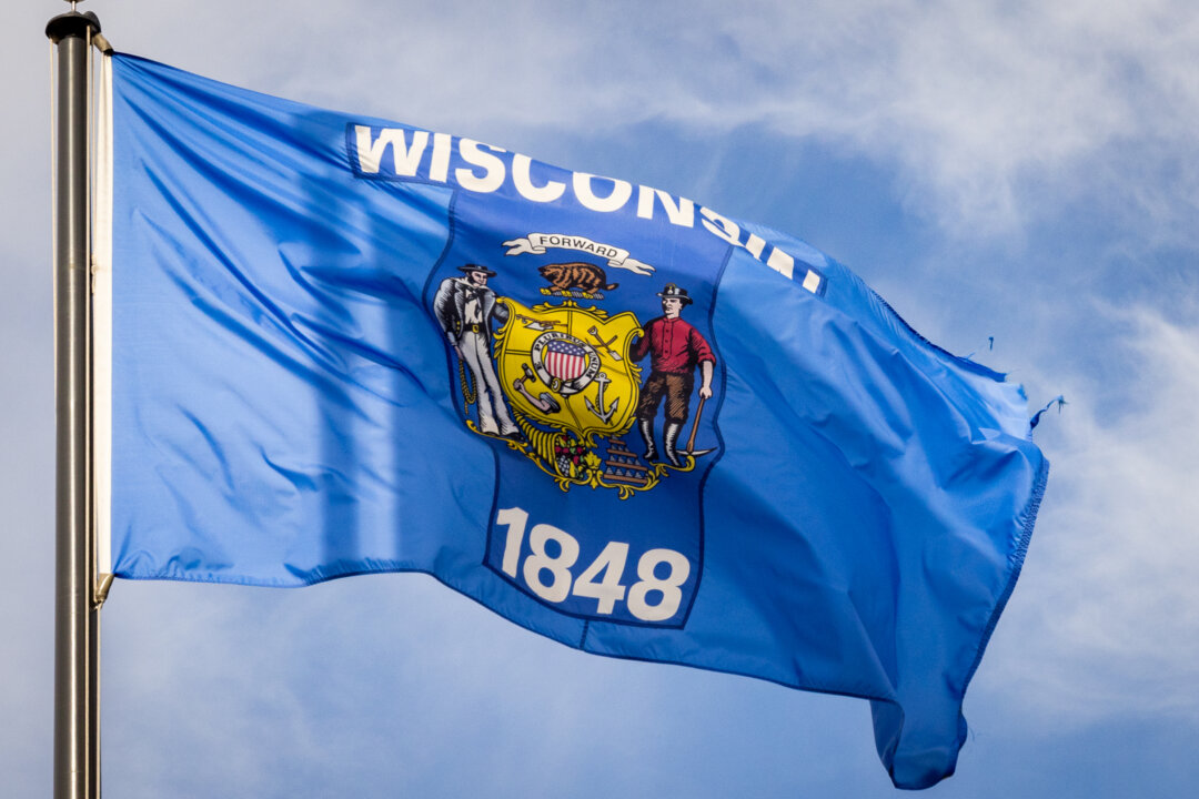 Wisconsin’s In-Person Early Voting Up 40 Percent From 2020 | The Epoch ...