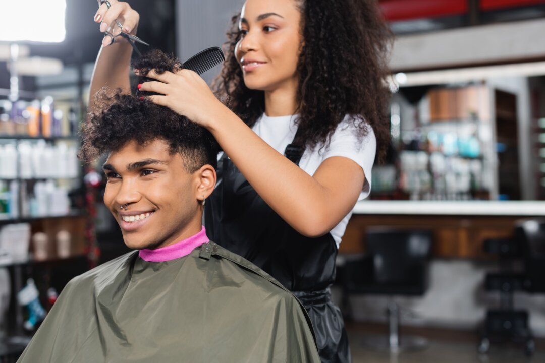 1,500 Hours: Haircuts, Pilots, and Regulatory Capture | The Epoch Times