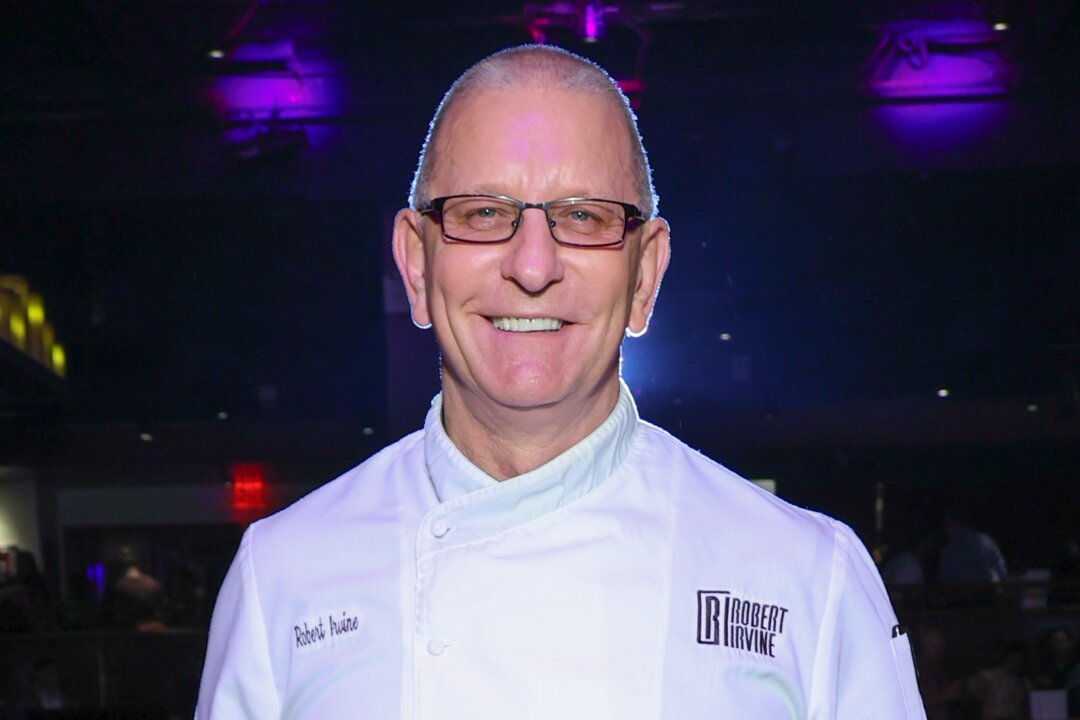 Celebrity Chef Robert Irvine Praises Veterans for Their ‘Sacrifice and ...