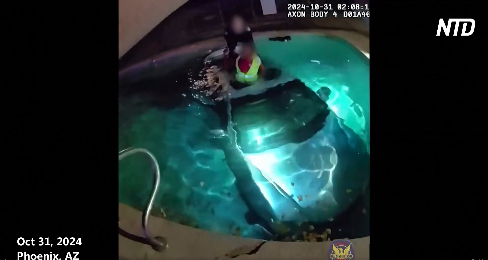 Police Rescue Man From Car Submerged in Pool | EpochTV