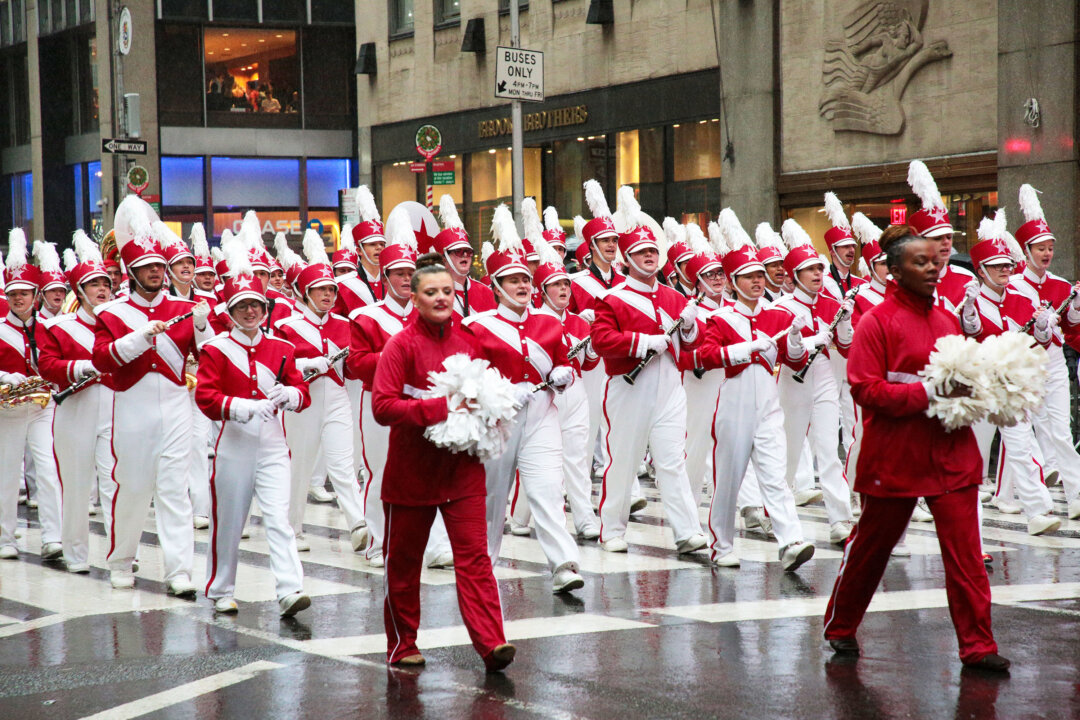 Crowds Brave the Rain to Watch Annual Thanksgiving Parade in New York ...