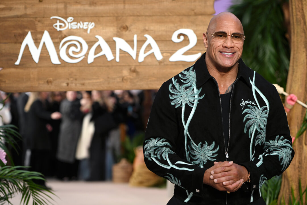 Dwayne ‘The Rock’ Johnson Honors Troops in Hawaii | The Epoch Times