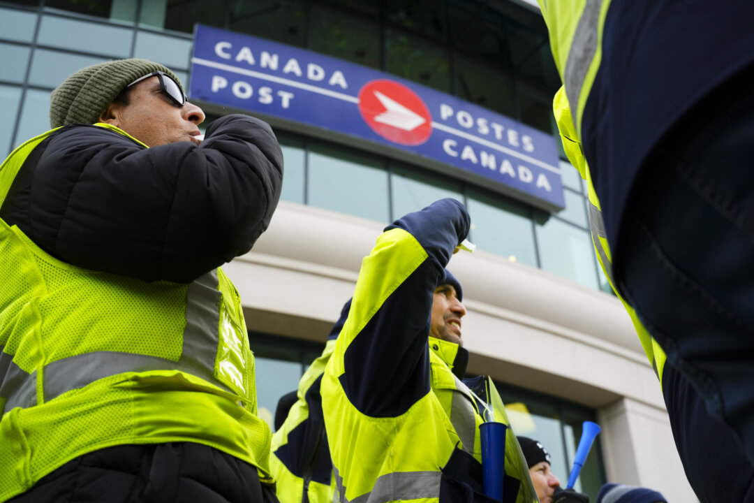 As Postal Strike Enters Fourth Week, Pressure Mounts for Ottawa to Step ...