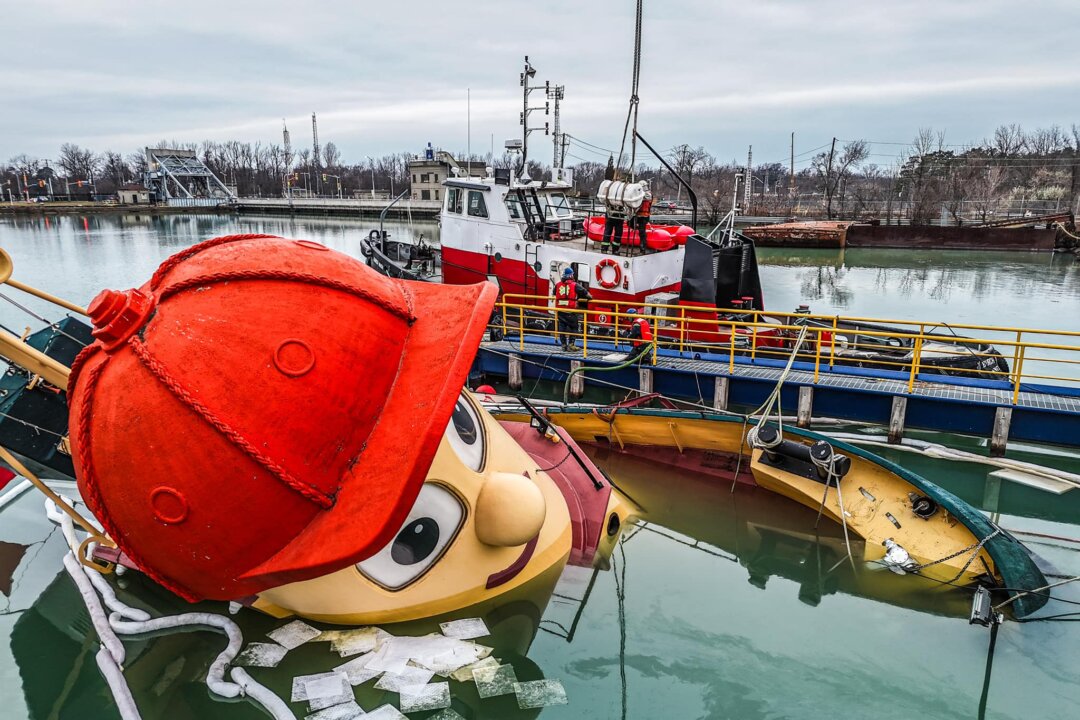 Theodore Too Tugboat Partially Sinks at Ontario Dock | The Epoch Times