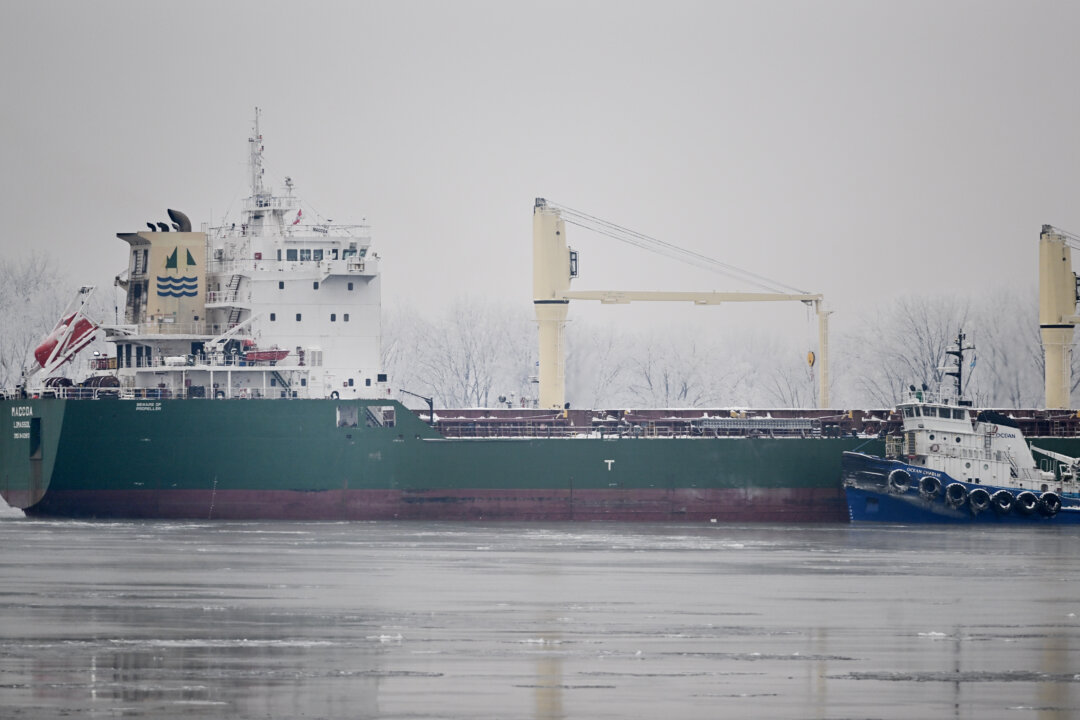 Authorities Change Plan to Free Ship Stranded in Quebec | The Epoch Times