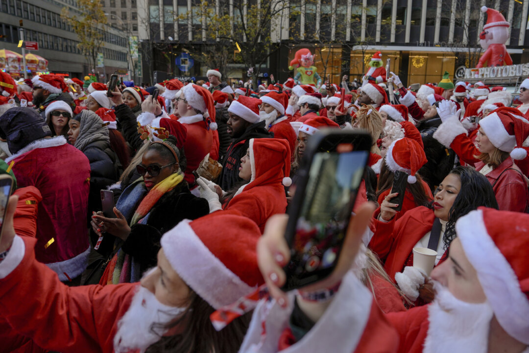 Thousands of Santas and a Few Grinches Hit the Streets for Annual ...