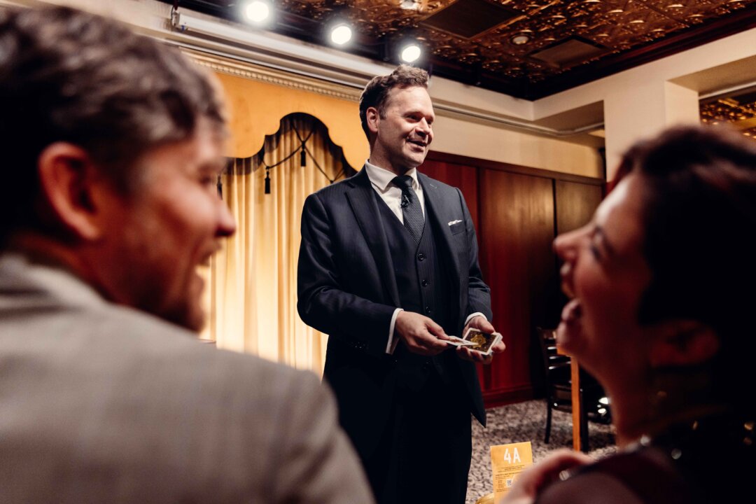 The Magic Parlour: A One-Man Magic Act | The Epoch Times