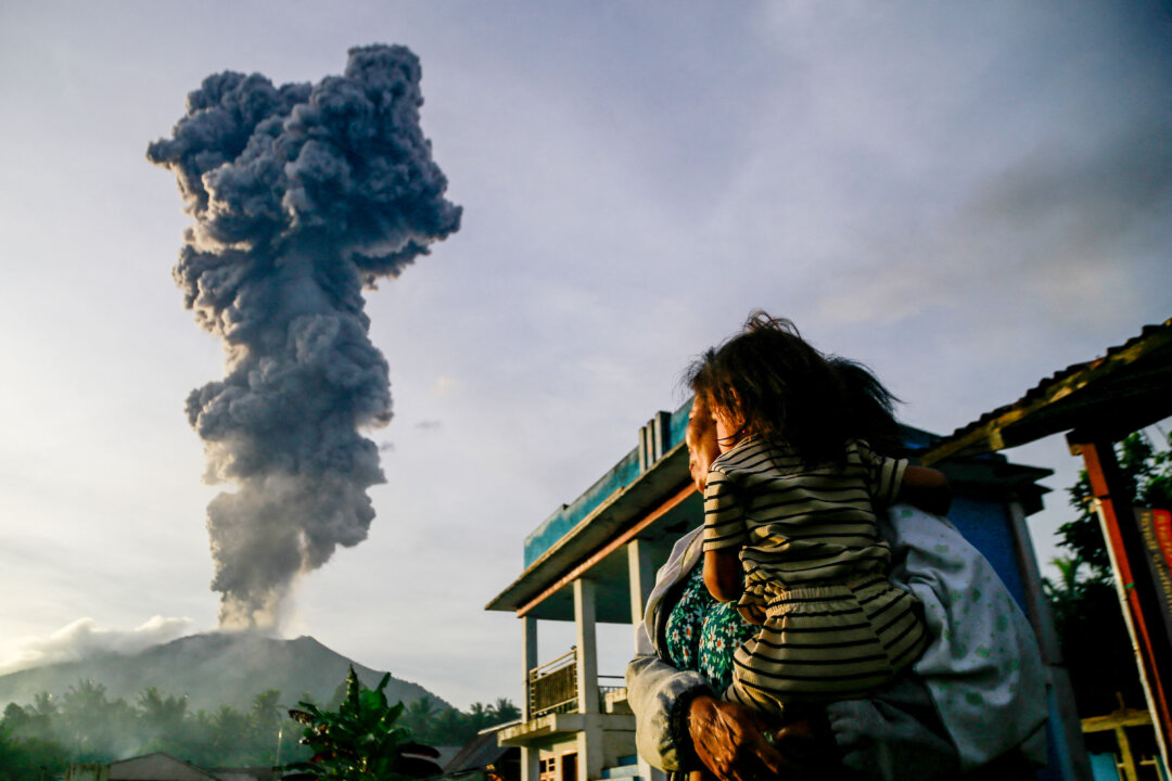 Rescuers Evacuate 3,000 Residents Near Indonesia’s Mount Ibu After Eruption | The Epoch Times