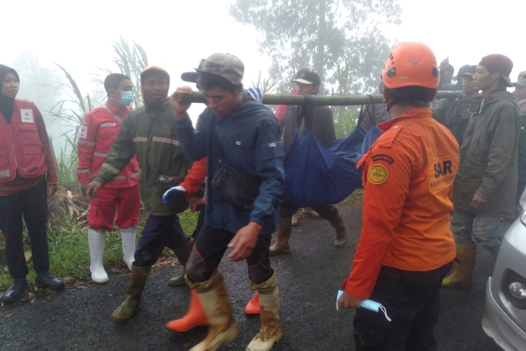 Landslides and Flash Floods on Indonesia’s Java Island Leave 17 Dead and 8 Missing | The Epoch Times