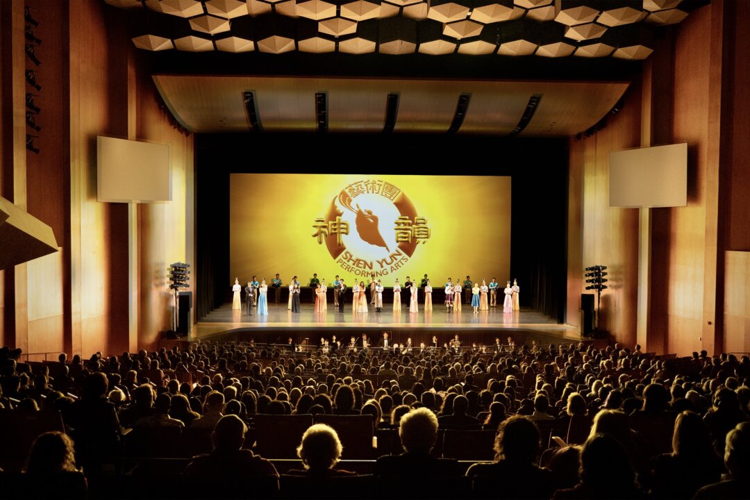 Shen Yun’s Celebration of Feminine Beauty Moves Theatergoer | The Epoch ...