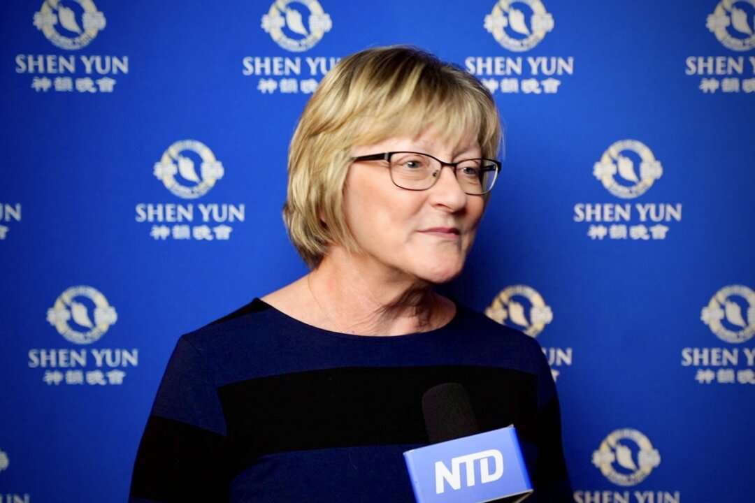 Audience Member Transfixed by Heavenly Scenes in Shen Yun | The Epoch Times