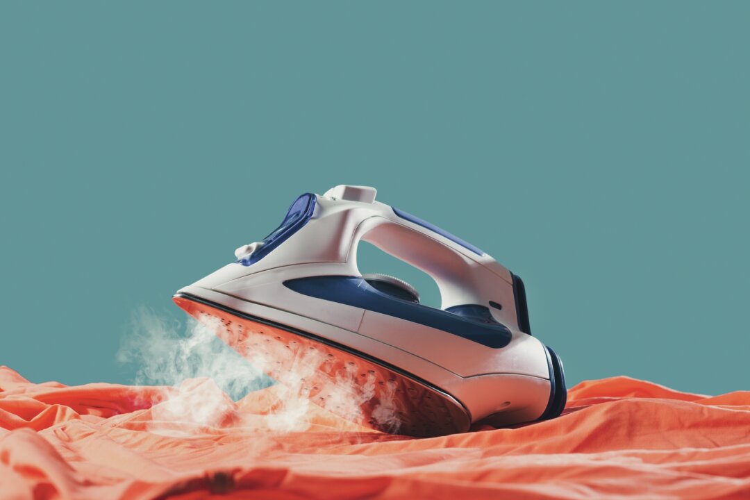How to Clean a Steam Iron So It Steams and Looks Like New | The Epoch Times
