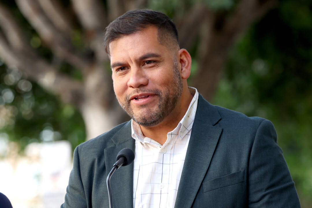 Los Angeles City Councilman Encourages Residents to Report Immigration Enforcement Activity ...