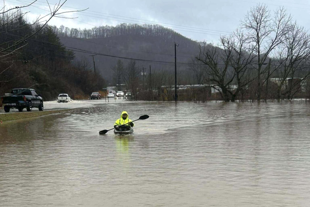 Dangerous Flooding Hits US Southeast as Snow and Frigid Cold Forecast ...