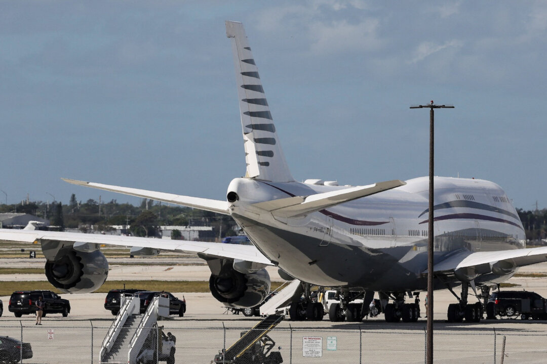 Trump Tours Boeing Plane Amid Frustration Over Delays in New Air Force ...