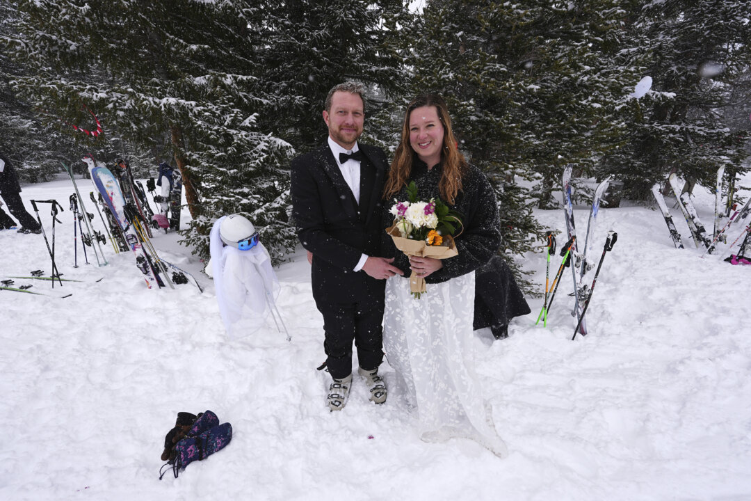 Dozens of Couples Get Hitched at Snowy Colorado Ski Resort on Valentine ...