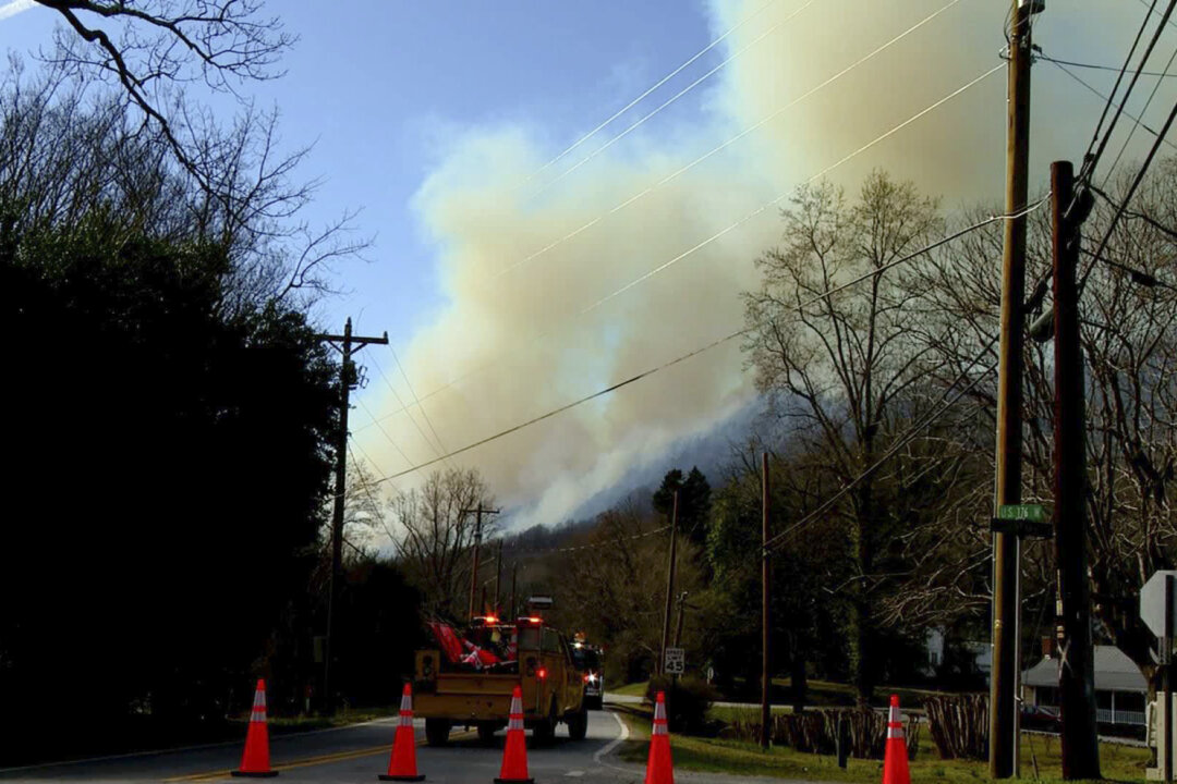 Wildfires Erupt in the Carolinas, Forcing Mandatory Evacuations | The Epoch Times