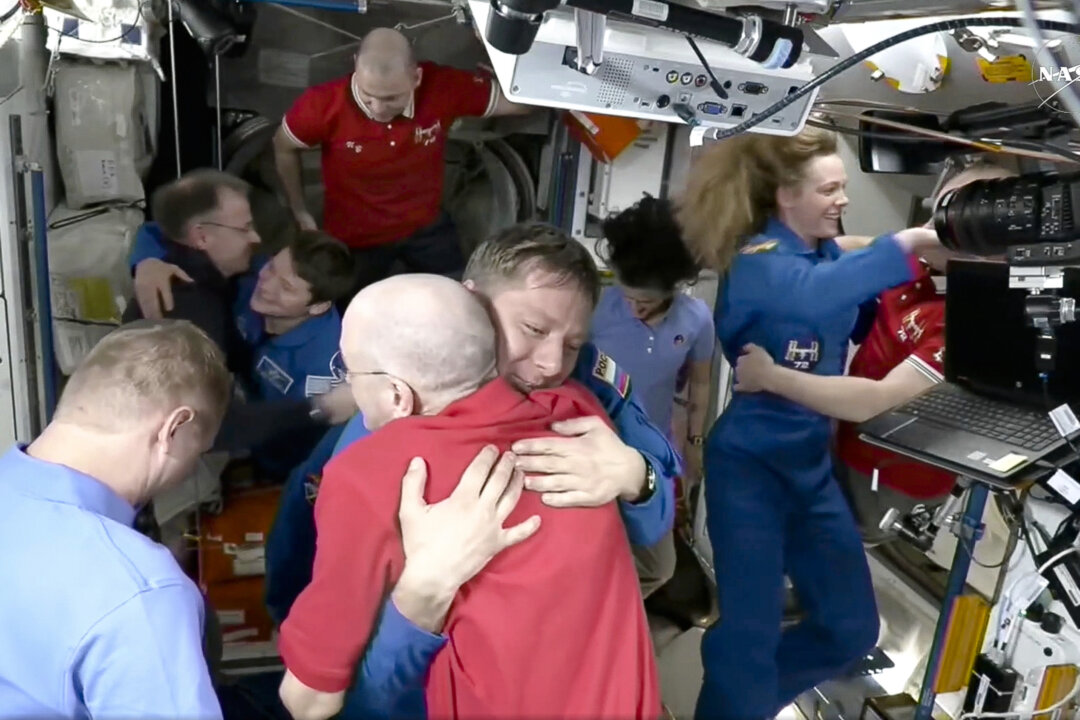 NASA’s Starliner Astronauts Welcome New Crew to Space Station | The Epoch Times