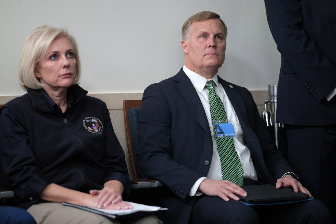 FAA Hiring Blitz Draws 10,000 Air-Traffic Control Candidates: Official ...