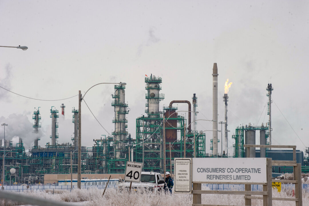 Explosion Rattles Regina Refinery, Injuring Two Workers | The Epoch Times