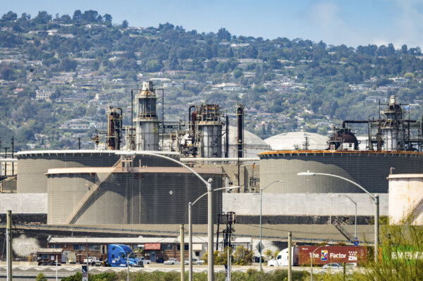 California Ponders Takeover of Oil Refineries as Facilities Shut Down ...