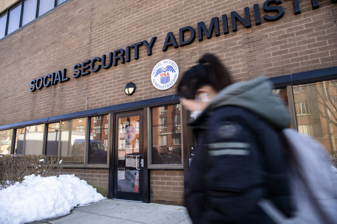 Trump Signs Order Barring Illegal Immigrants From Receiving Social ...