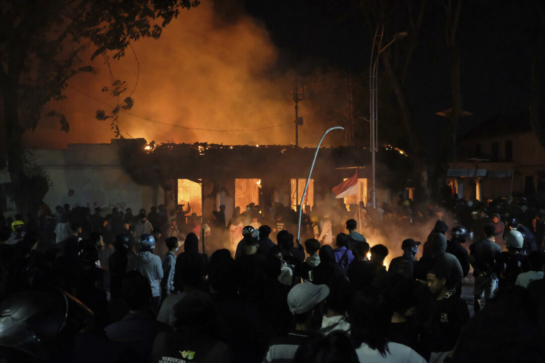 At Least 3 Dead After Mob Sets Fire to Indonesian Regional Parliament ...