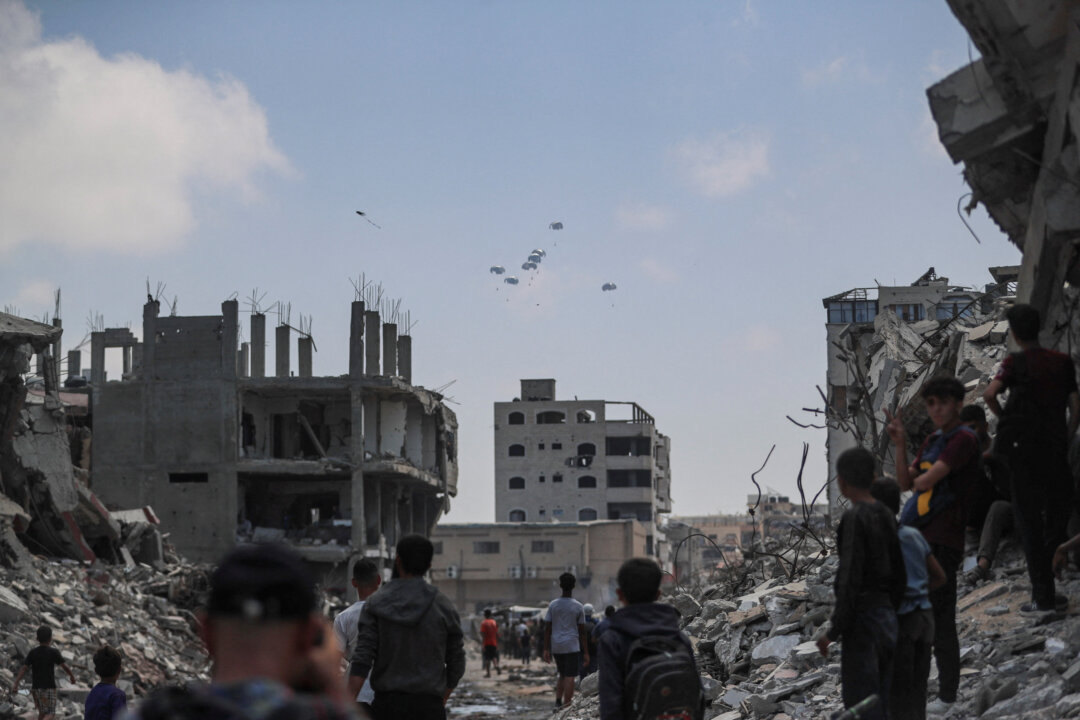 Israeli Military Relocate Residents to Southern Gaza | The Epoch Times