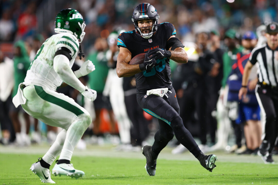 Dolphins’ Darren Waller Scores 2 Touchdowns in Primetime Return: ‘It’s ...