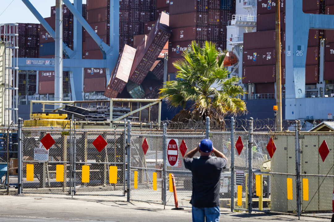 More Than 60 Containers Fall Off Ship in Long Beach Port | The Epoch Times