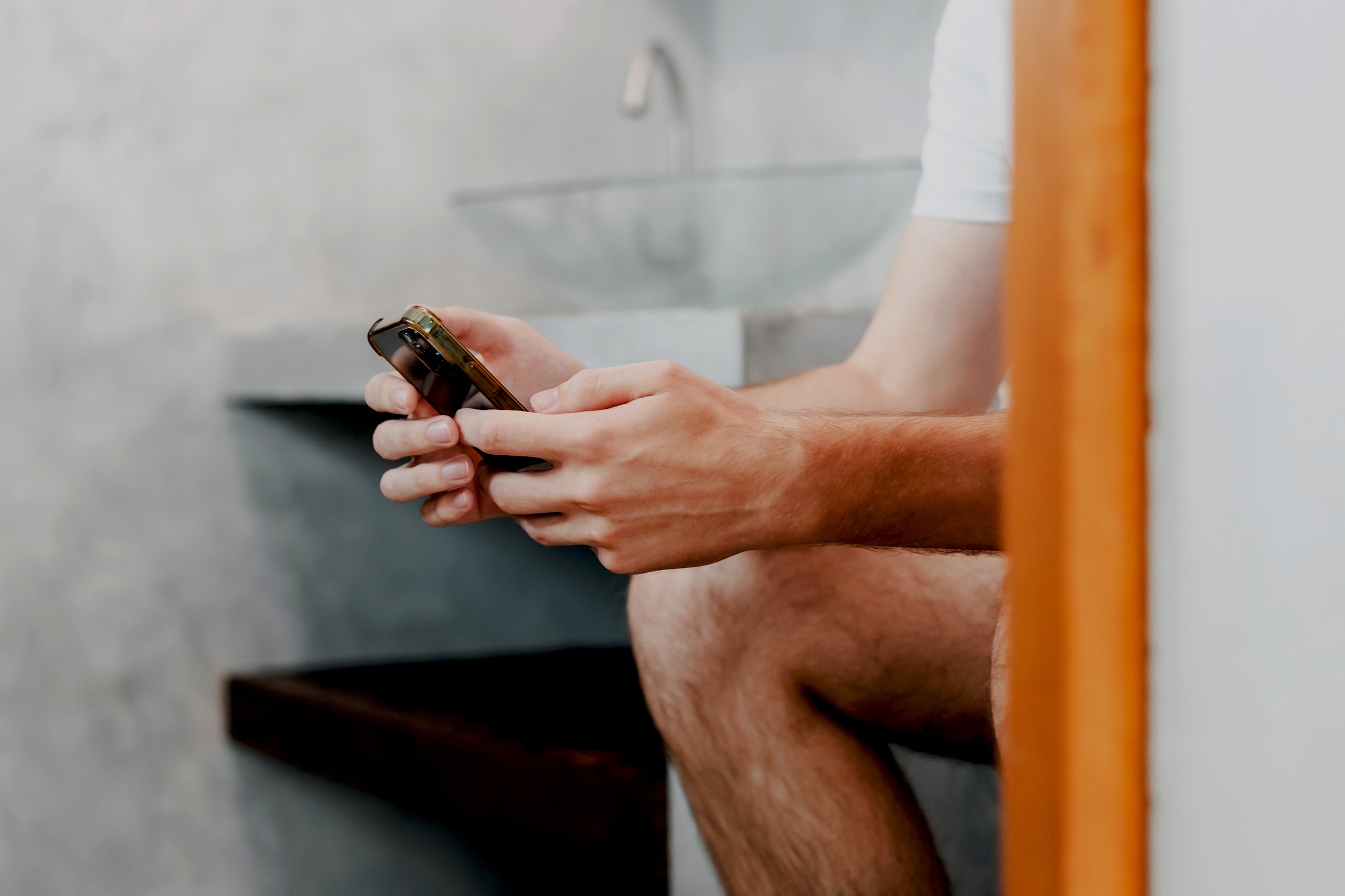 Scrolling on the Toilet Increases Hemorrhoid Risk by Nearly 50 Percent | California Insider