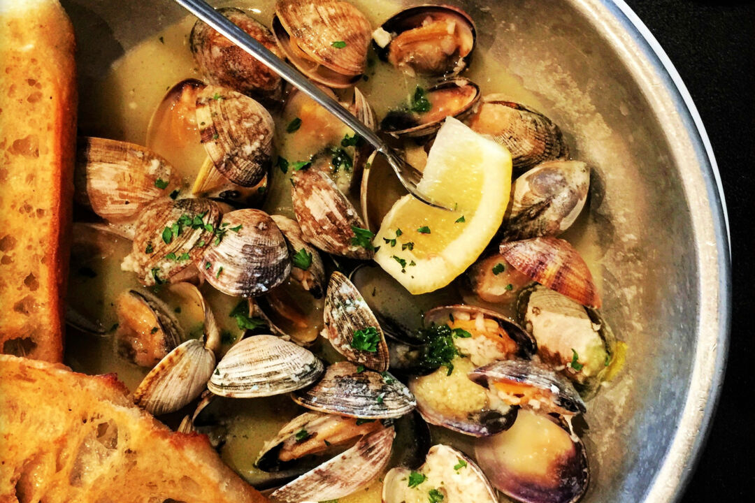 Warm up With a Bowl of Buttery Clams | The Epoch Times