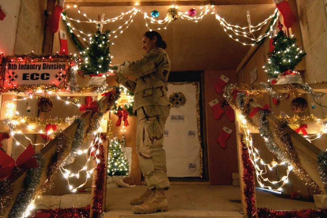 ‘Soldier’s Gift’: Thanking Servicemen With Christmas Cheer | The Epoch ...