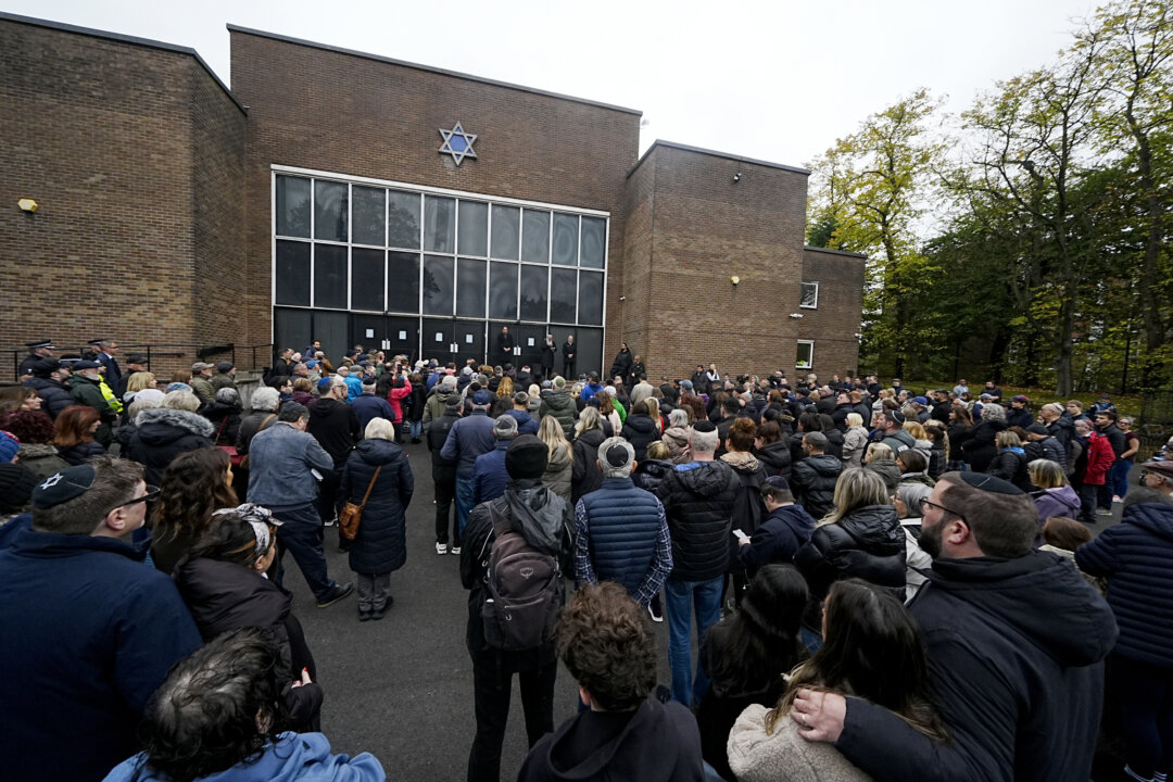 Vigil Held at Manchester Synagogue One Week After Terror Attack | The ...
