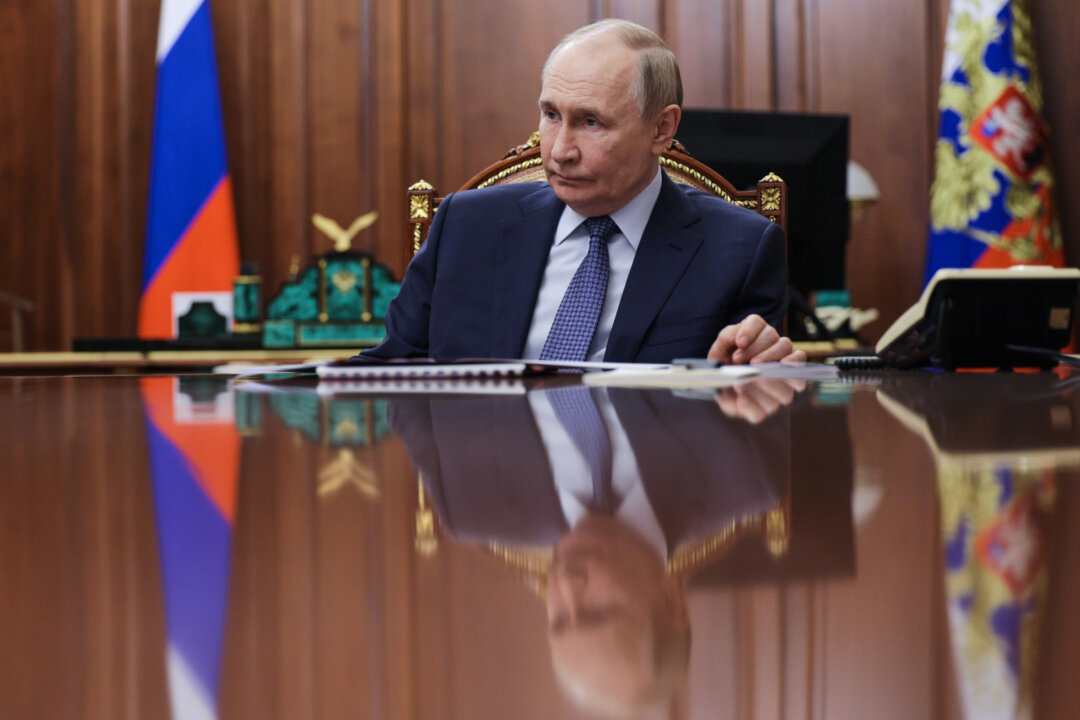 Russia Tests Nuclear-Capable Poseidon Super Torpedo | The Epoch Times