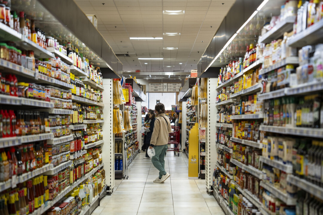 US Consumers’ Inflation Outlook Slides for 3rd Straight Month ...