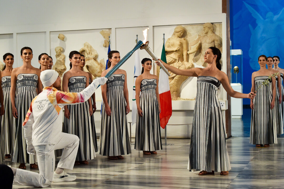 Day in Photos: Lighting of the Olympic Flame, Shooting in Washington ...