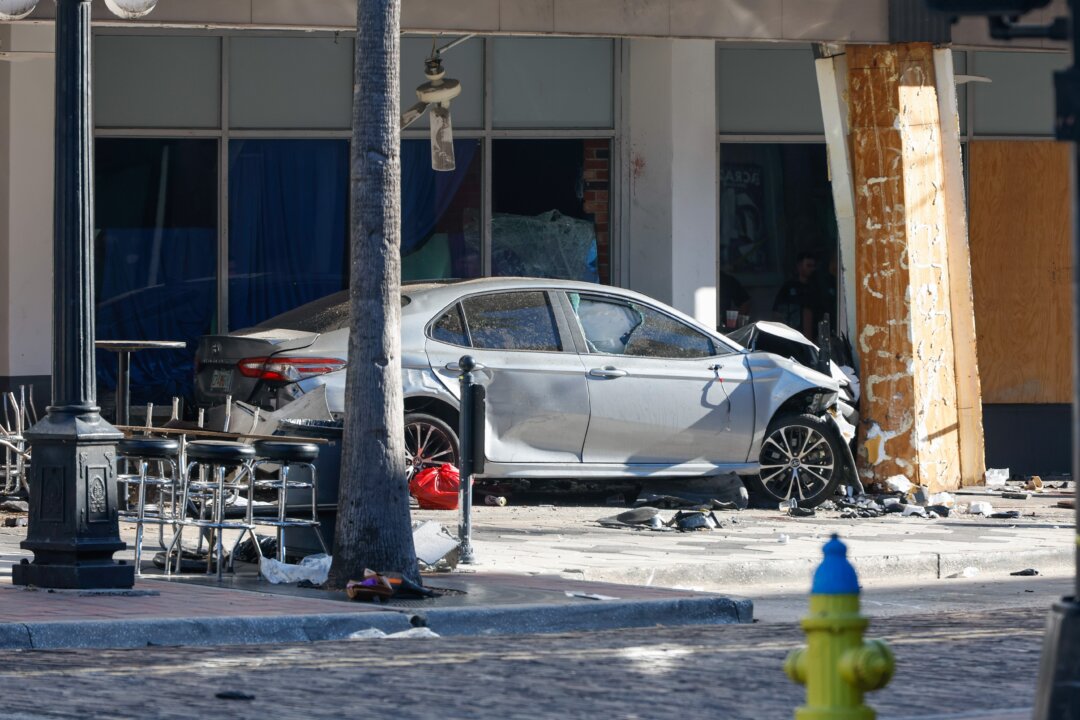 At Least 4 Killed as Car Crashes Into Tampa Bar | The Epoch Times