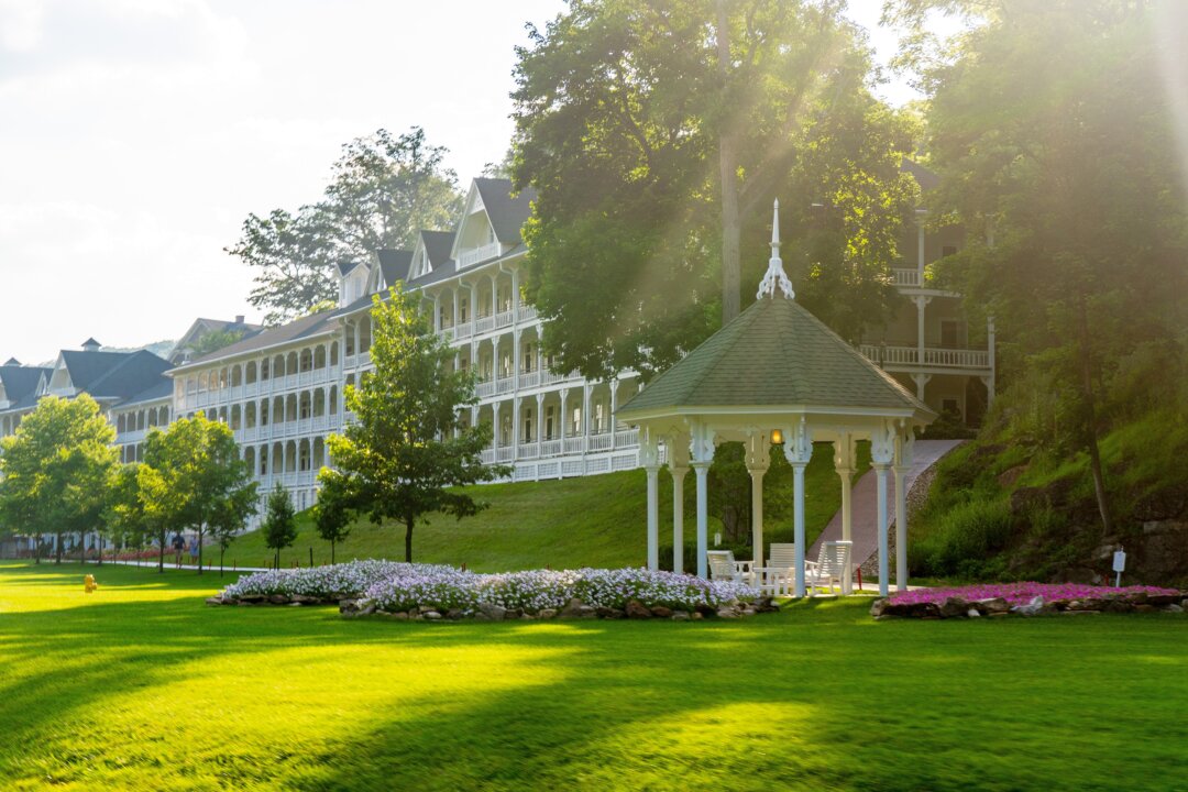 Bedford Springs Delights With Small-Town Christmas Charm | The Epoch Times