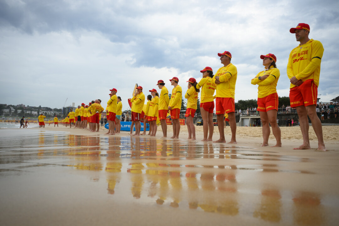 Lifeguards Pay Tribute at Bondi Beach | The Epoch Times
