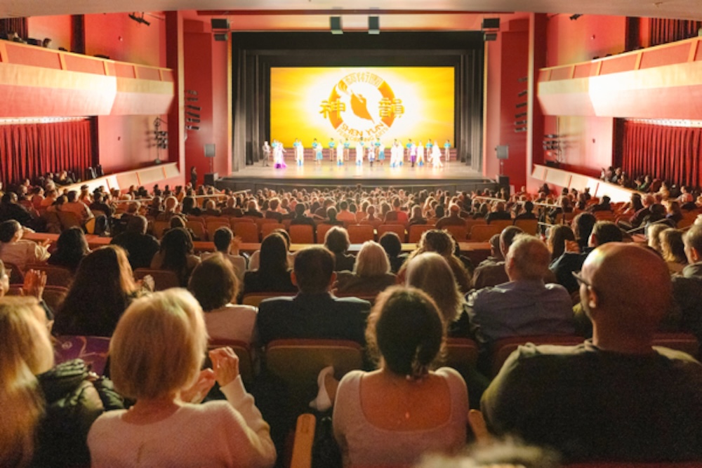 Theatergoer Says Shen Yun ‘Is Just Beautiful’ | The Epoch Times