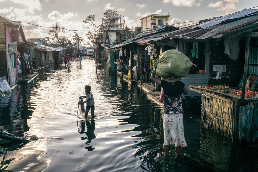 Day in Photos: Cyclone in Madagascar, Mass Fishing in Nigeria, and Snow ...