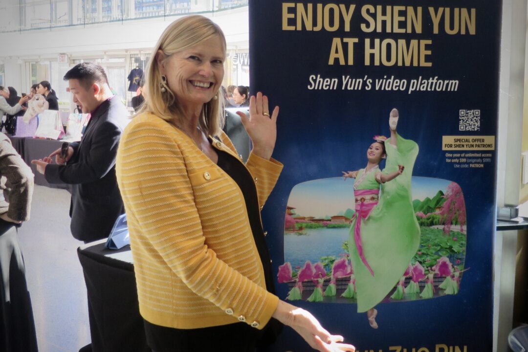 Vancouver Theatergoer: Shen Yun Is ‘Bigger Than Life’ | The Epoch Times