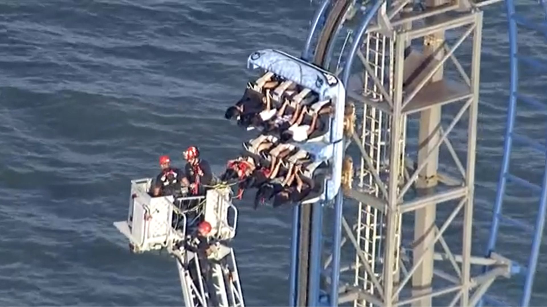 Students Stuck on Roller Coaster for Hours | EpochTV