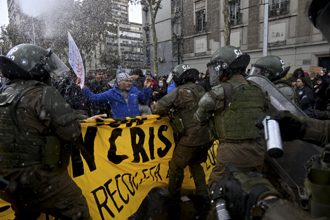 Day in Photos: Demonstration in Chile, Military Helicopter Crash, and ...